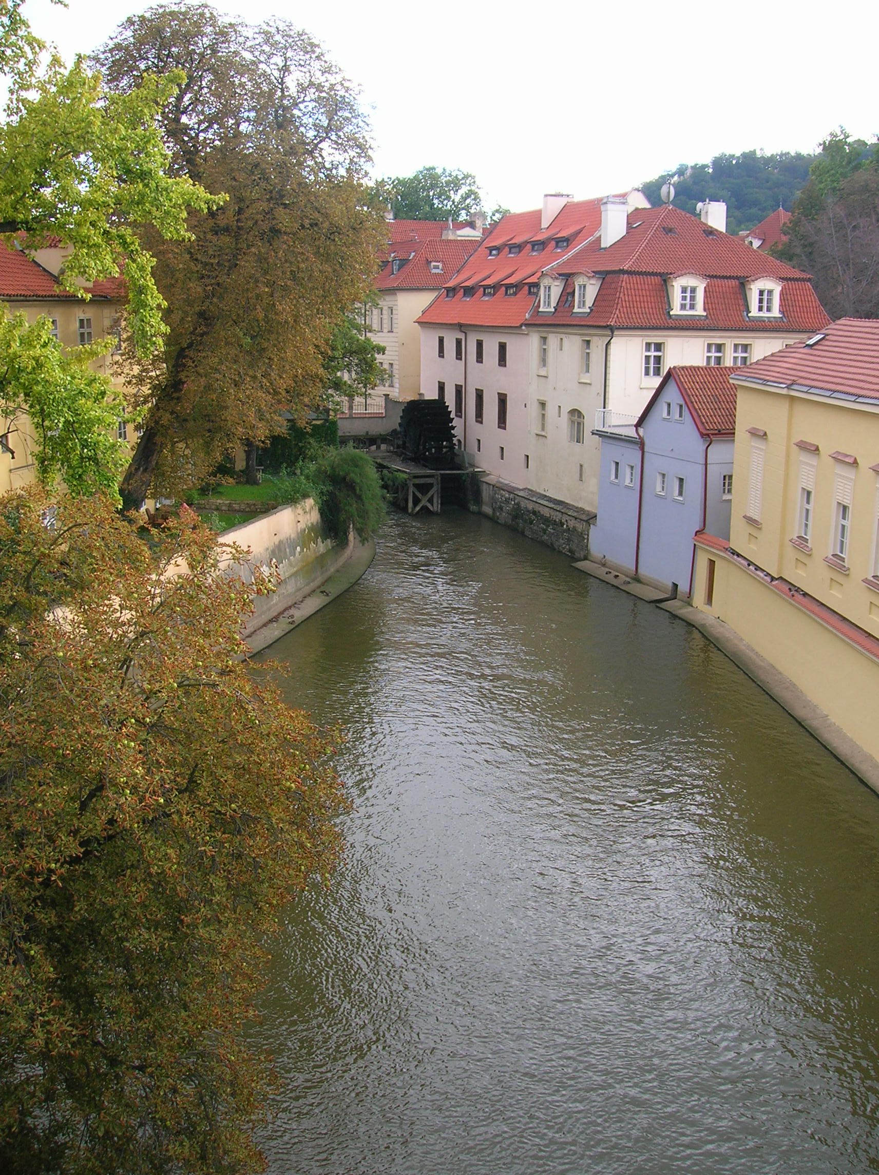 Musicians on Karlov bridge combining two parts of Prag over Vltava River